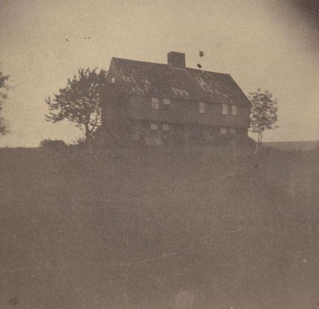 These 17 "cursed" historical photos make us ask: What happened? - iNEWS