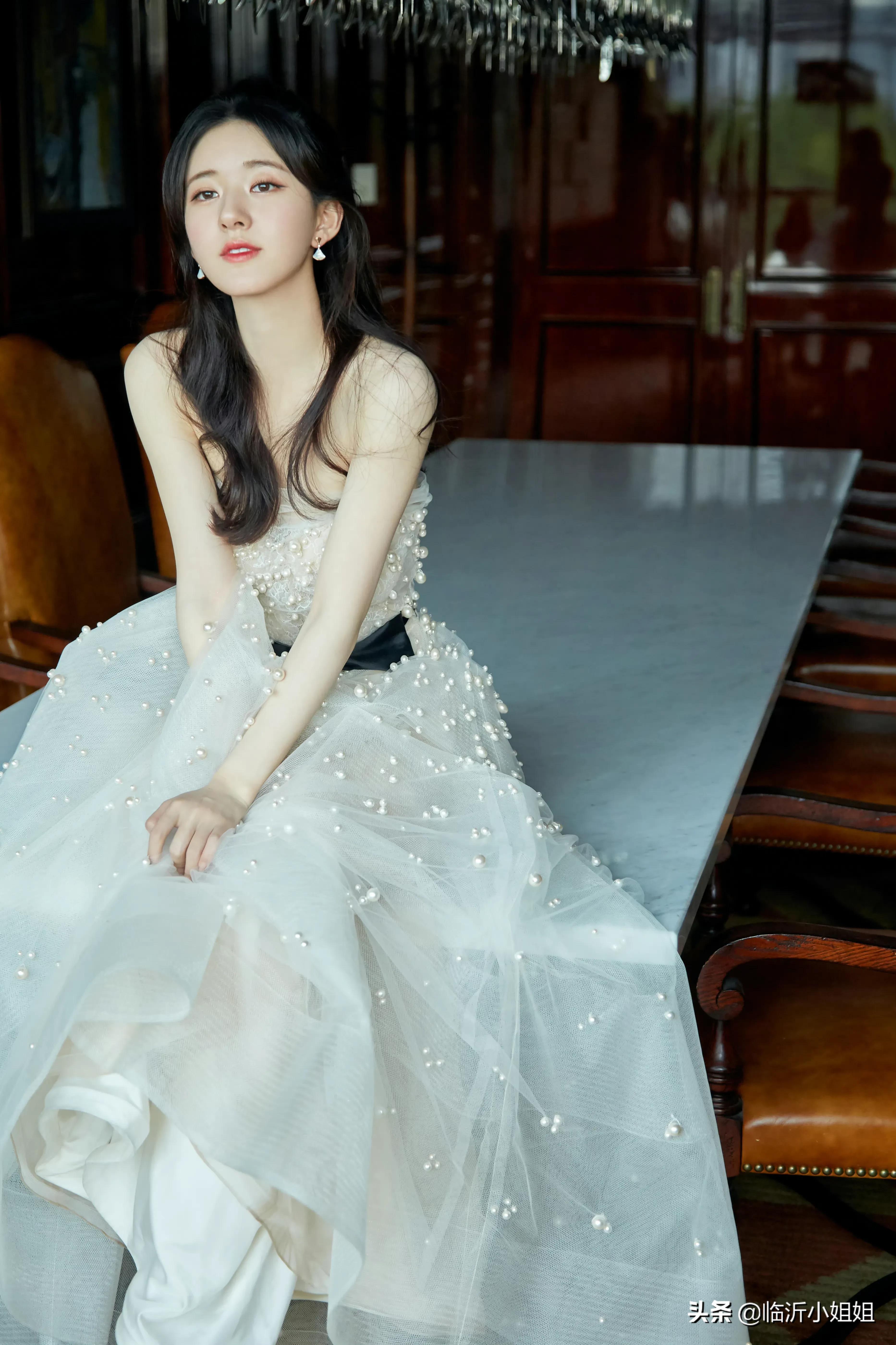 Zhao Lusi, a pure and invincible beautiful girl, full of youth and ...