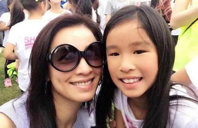 Kim Hee Sun's daughter grew up in the "plastic surgery" style, but she ...