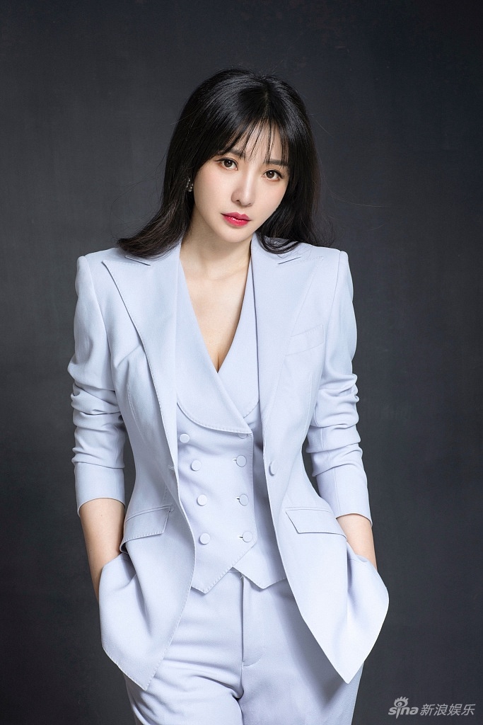 Liu Yan's latest light blue suit photo, refreshing and capable, simply ...