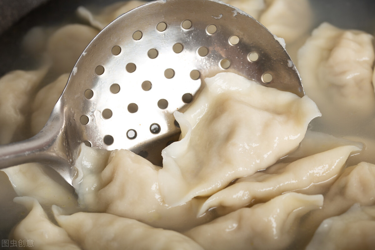 Shrimp dumplings, you can make your own at home, put a large shrimp in ...