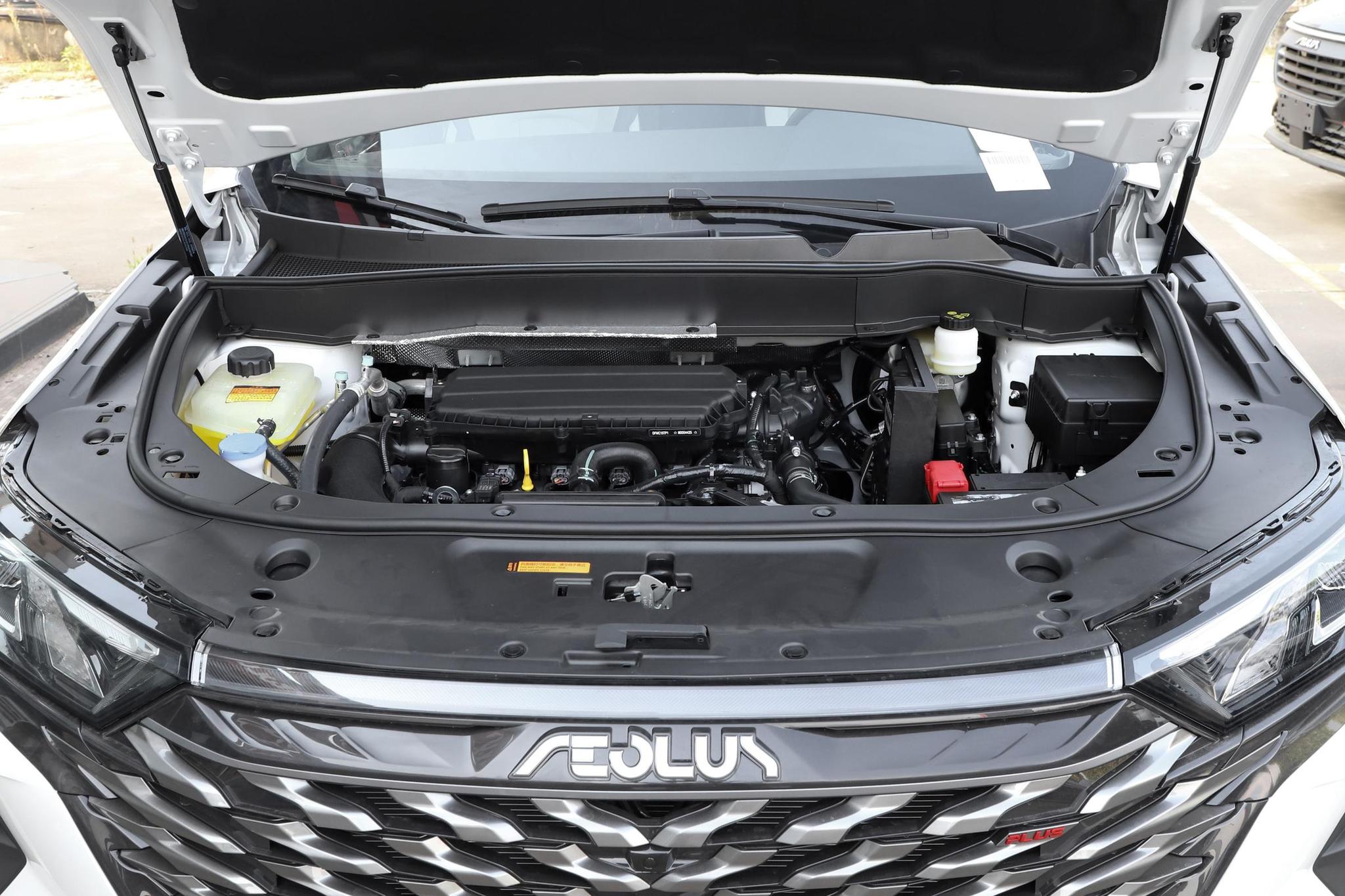 Wheelbase 2715mm, 1.5T burst 190 horsepower, high-equipped with Zunbao audio, Dongfeng Fengshen ...