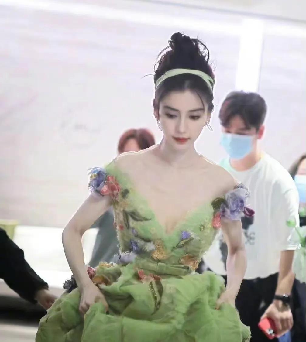 angelababy bazaar charity night look Reuters, dark V green tutu skirt ...