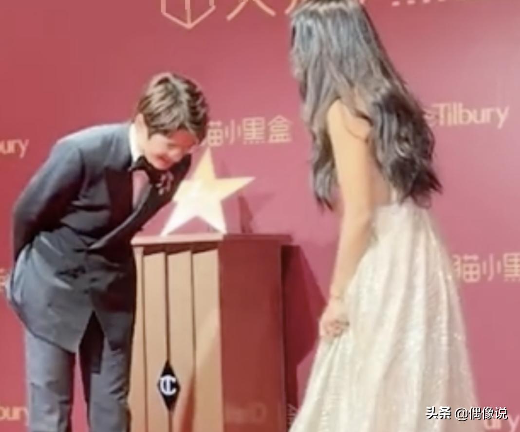 Liu Haoran and 42-year-old Tang Wei posed for a group photo on the same ...