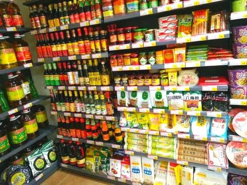 Hoarding New Year's goods and celebrating New Year's goods is the ...