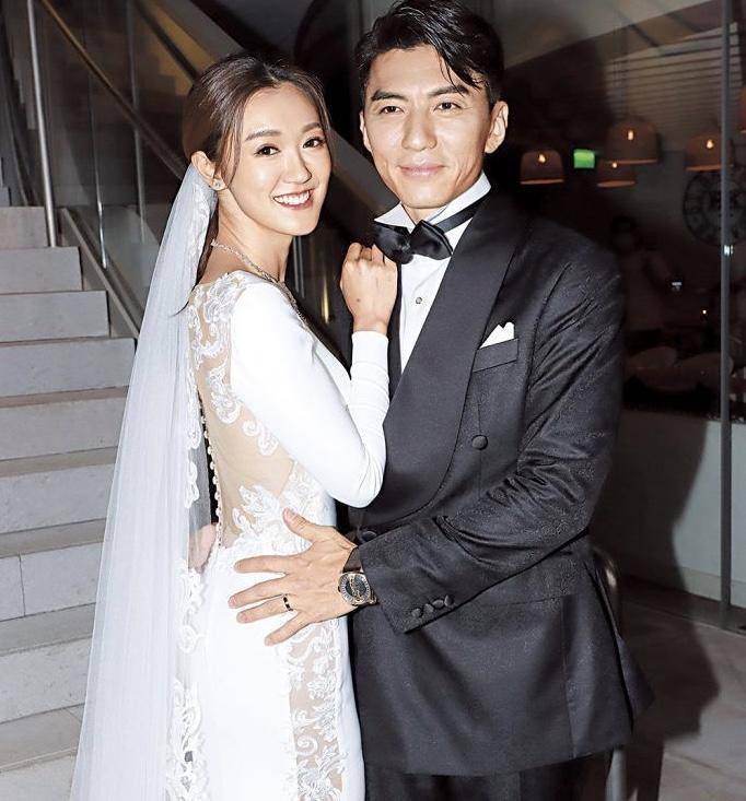 In the wedding photos of brides in the circle, Shu Qi's short-sleeved ...