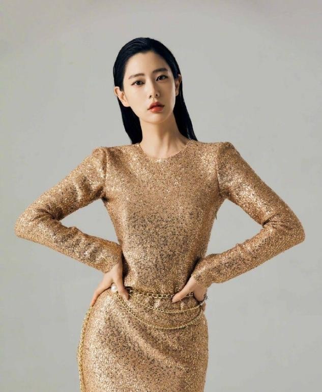 Clara's latest blockbuster exposure, showing off her figure in a black ...