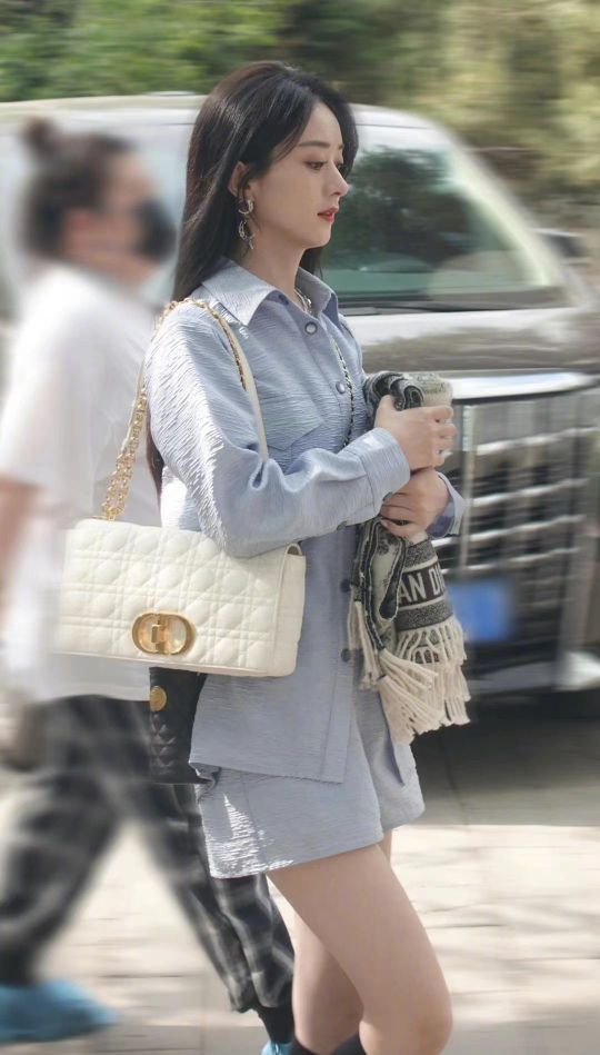 Zhao Liying recorded "Please Take the Refrigerator", with a beautiful side face, yyds - iMedia