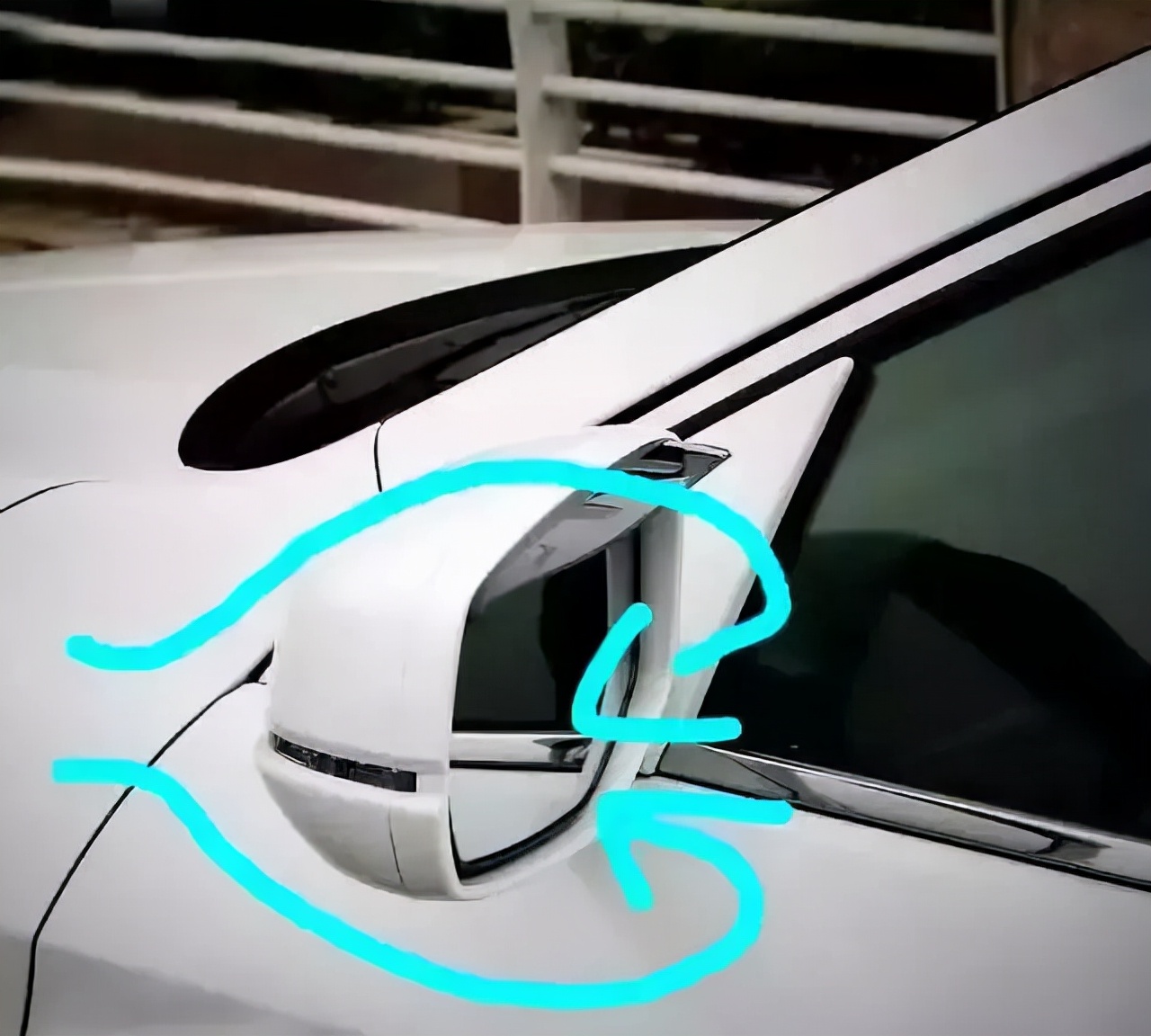 Should the car window glass have rain eyebrows?Let the old driver tell ...