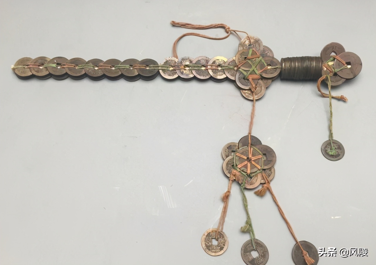 The guy brought the "Copper Coin Sword" to appraise the treasure ...