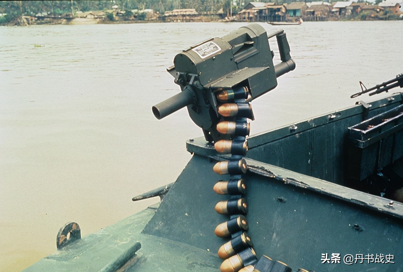 Vietnam War US Army M18 grenade launcher, hand-cranked shooting, only a ...