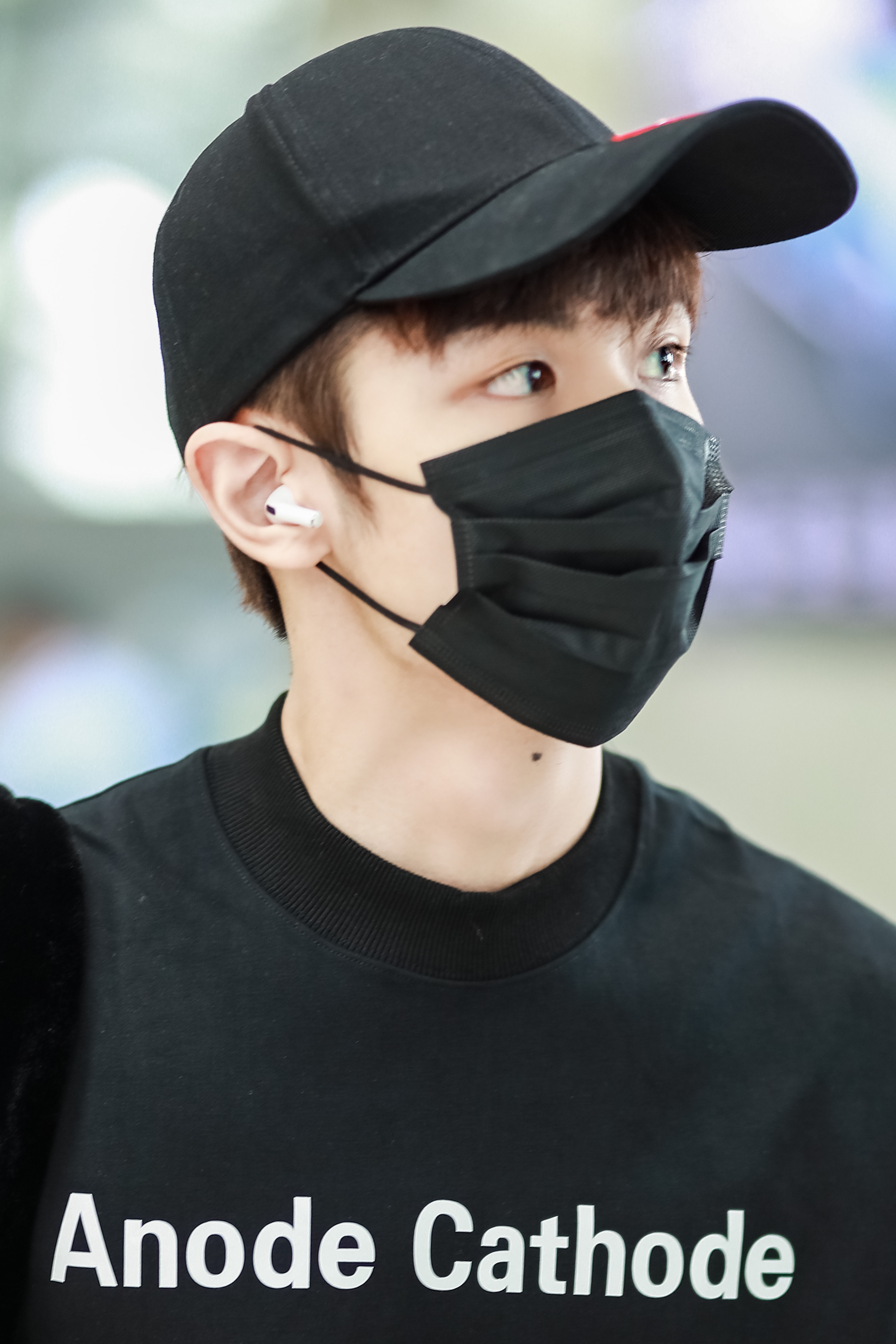 Zhao Yiqin appeared at the airport after the "1921" roadshow, all black ...