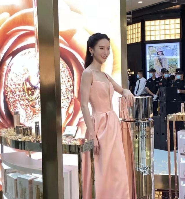 Jin Chen attended the event, the ribs and breasts grabbed the spotlight ...
