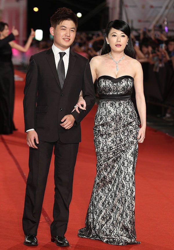 Mrs. Ge Weirukuo feels so strong, she wears a tube top skirt with ...