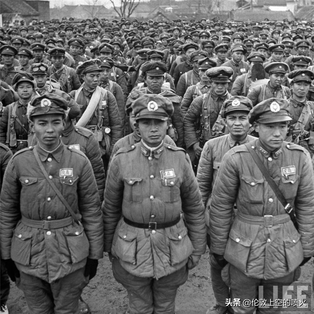 What kind of military uniform did the Kuomintang wear during the ...