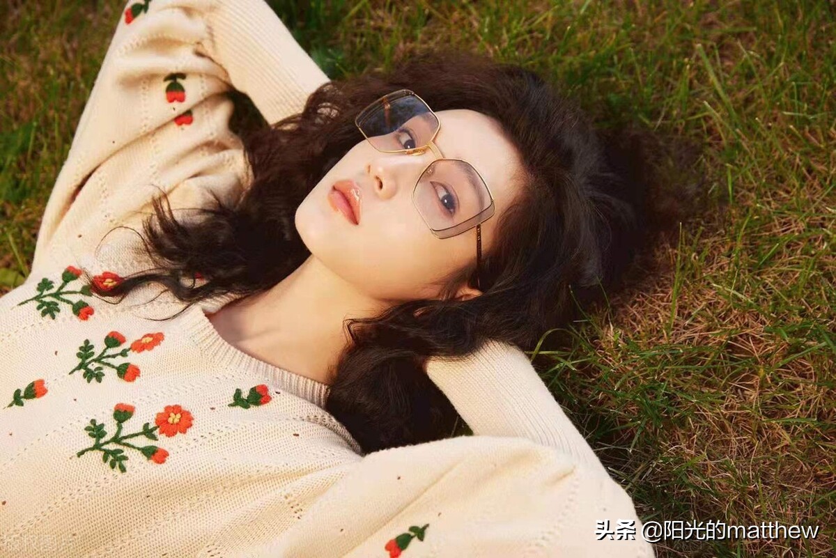 Ruan Ju wears an embroidered sweater with a big wavy hairstyle, a ...