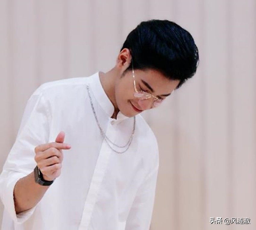 Thai popular star Singto becomes a monk and prays for his deceased ...
