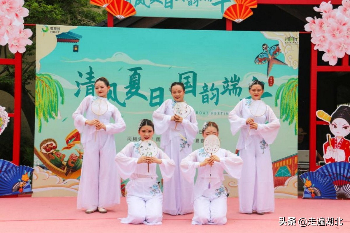 Watch Huangmei Opera, appreciate the national style, dance, listen to ...