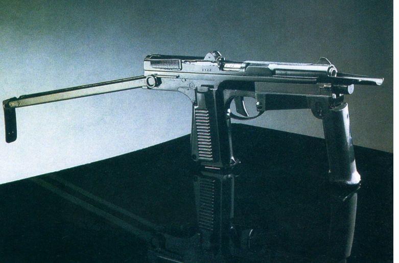 Type 82 submachine gun - iMedia