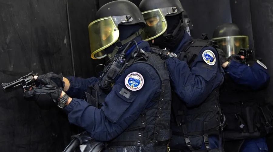 In the era of automatic pistols, why did the French special warfare ...