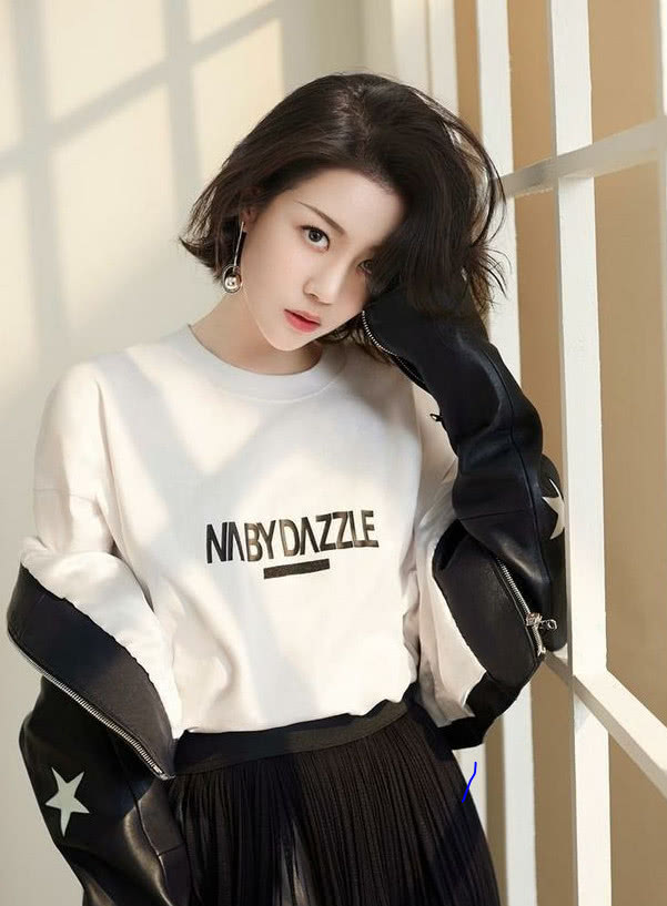 She is an artist under Yang Mi Studio. She has had no scandals since ...