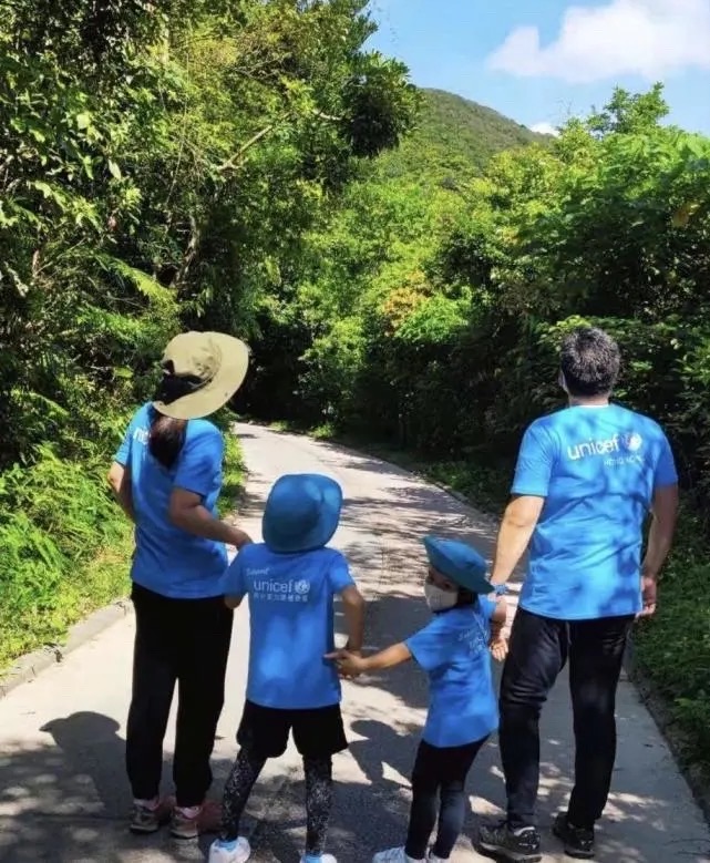 I ran into Guo Jingjing's family cycling in the mountains. Su Yan ...