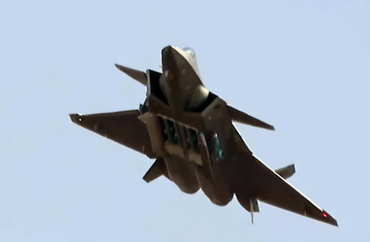 F-20 two-seater version: In addition to training pilots, it mainly ...