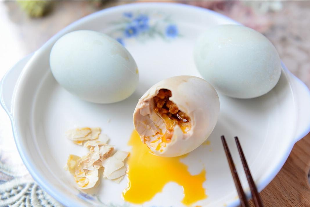 Pickled salted duck eggs, try this recipe. You don't need to soak in ...
