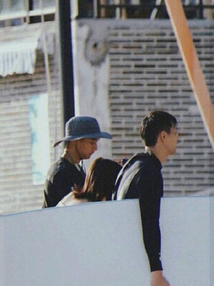 Li Xian and Cai Xukun are surfing in Sanya: Li Xian has bright ...