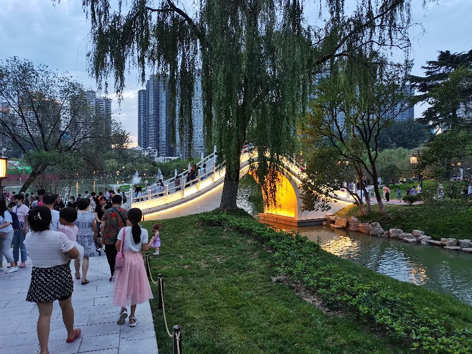 Night tour in Xingqing Park - iNEWS