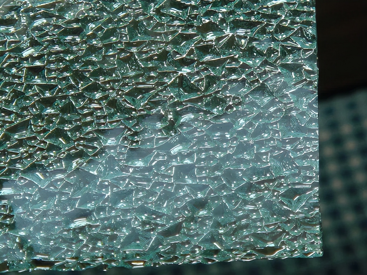 Beautiful stayed!Fancy play of architectural glass - iNEWS