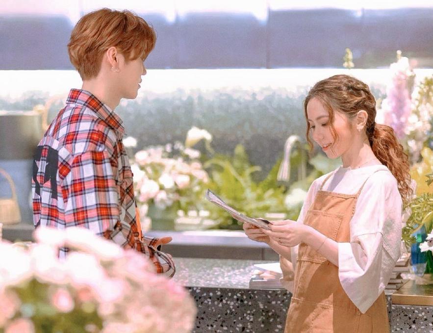 32-year-old Lu Han starred in Deng Ziqi's new song MV, every frame is ...