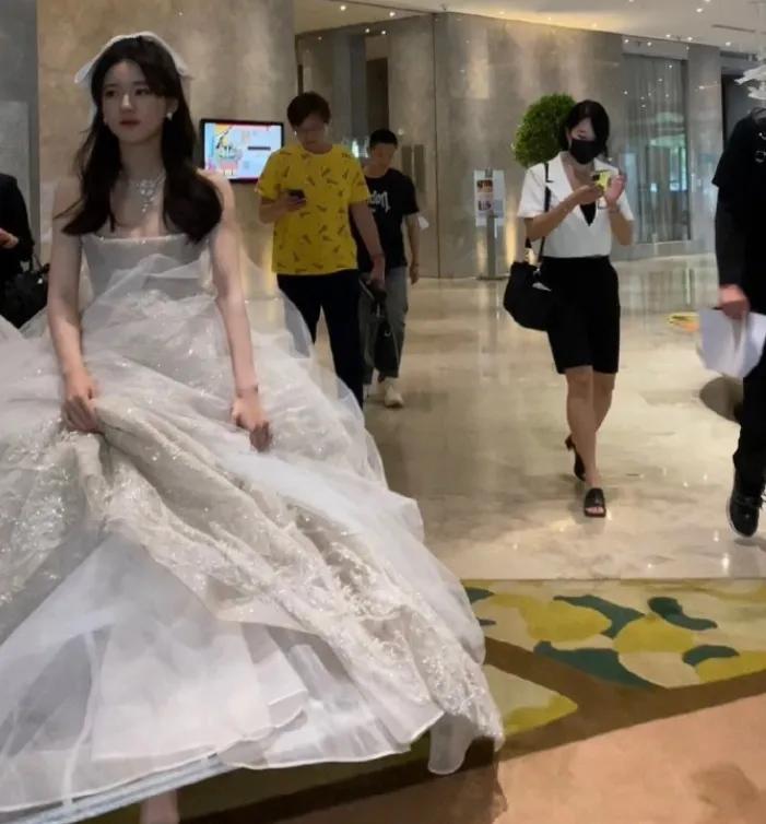 Zhao Lusi dressed in a white dress, like a castle princess, fans ...