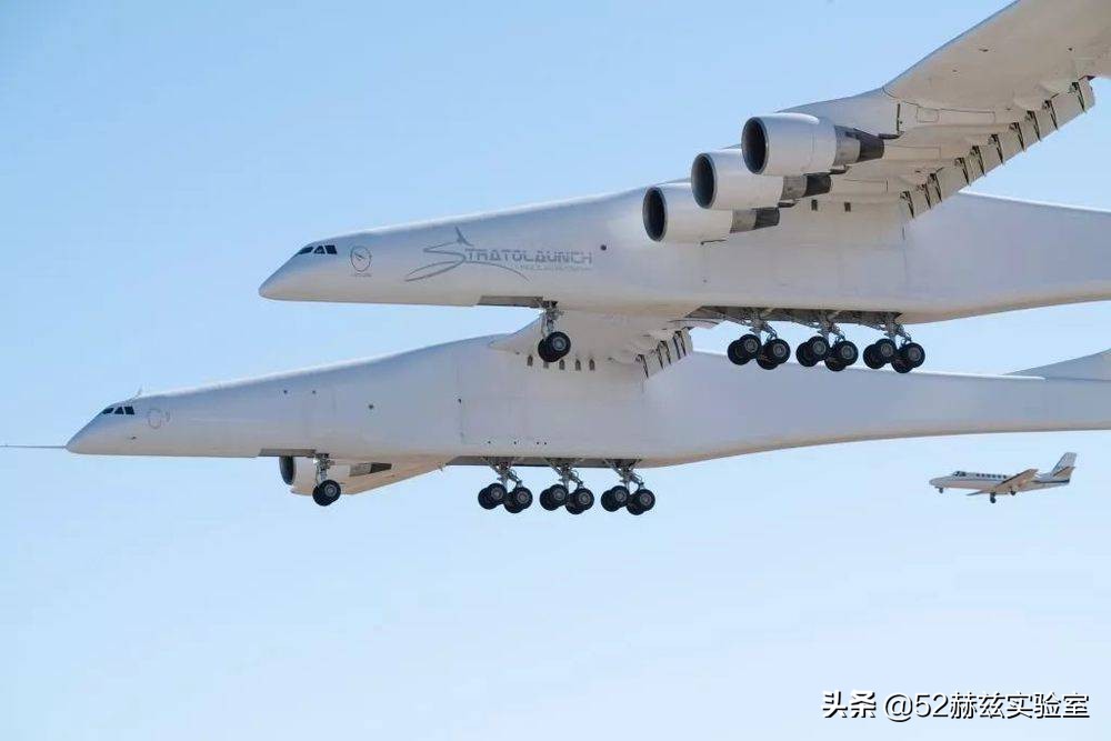 The world's largest aircraft, with 6 engines in dual fuselage design ...