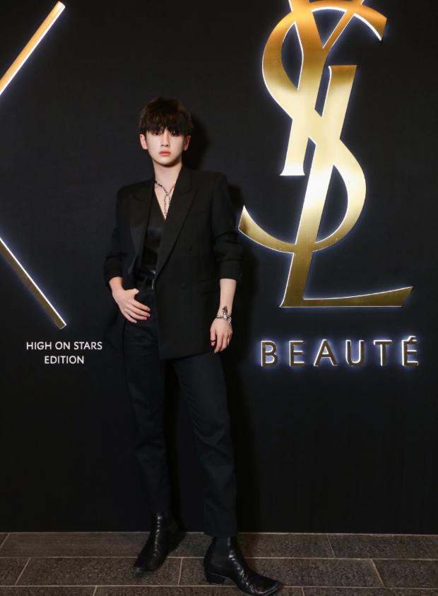 Zhou Zhennan finally wears the right time!Black suit shows up in a vacuum, and male hormones are ...