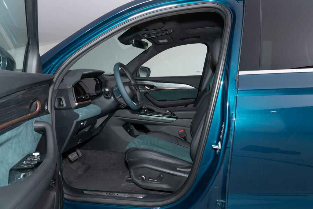 What is the vehicle deviation Geely car - iNEWS