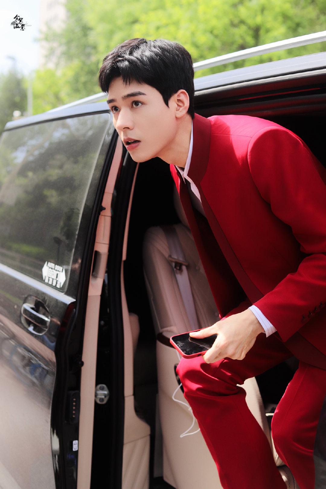Gong Jun, in a red suit at the Reuters May 4th party, was festive and ...