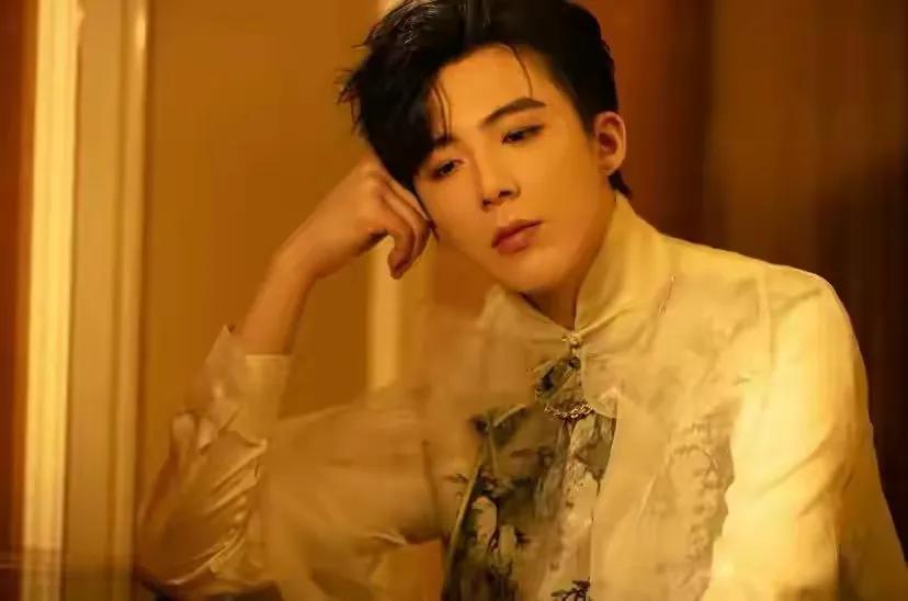 Smoking and shaking legs were criticized for collapse, Liu Yuning's ...