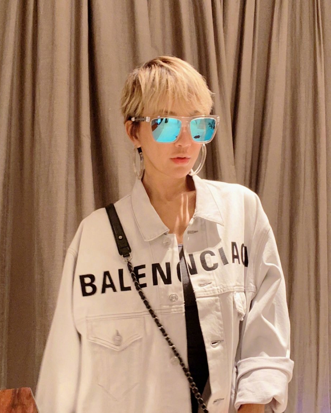 46-year-old Coco Li is so daring to wear it. He has a slim red dress ...