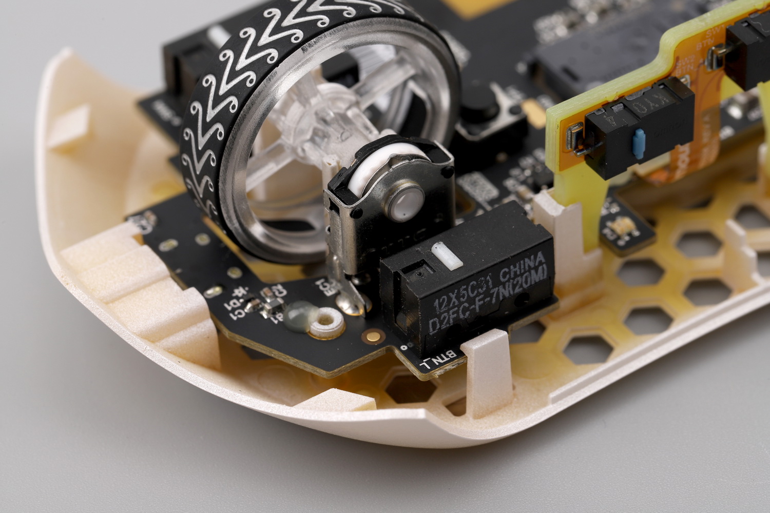 探求終極鼠標的含金量，Finalmouse Starlight-12 Zeus拆解 - 資訊咖