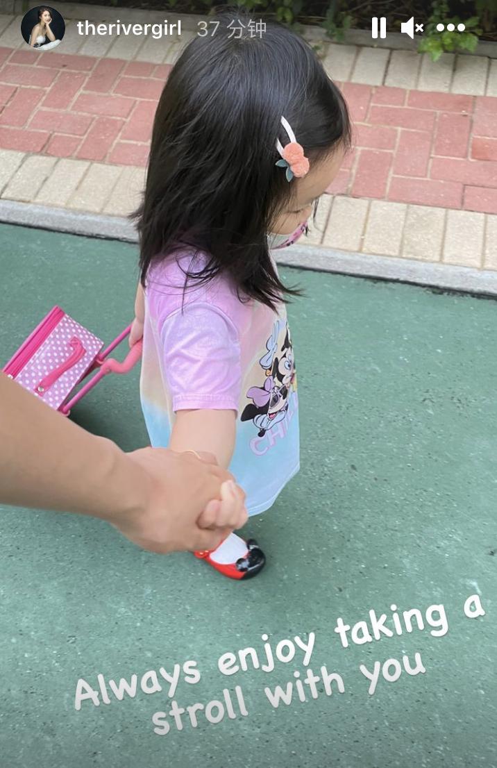 Li Ya-nan's eldest daughter feeds water to his younger sister, Gabby is ...