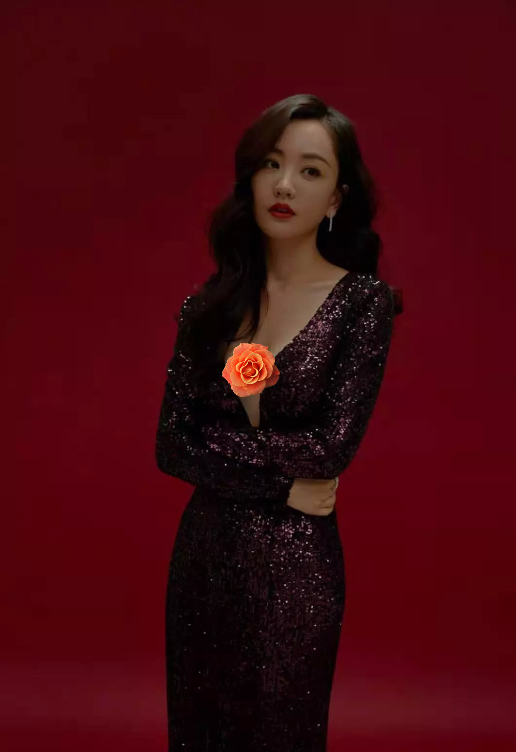 40-year-old Yang Rong has a really hot body. The starlight dress skirt shows the bumpy curve ...