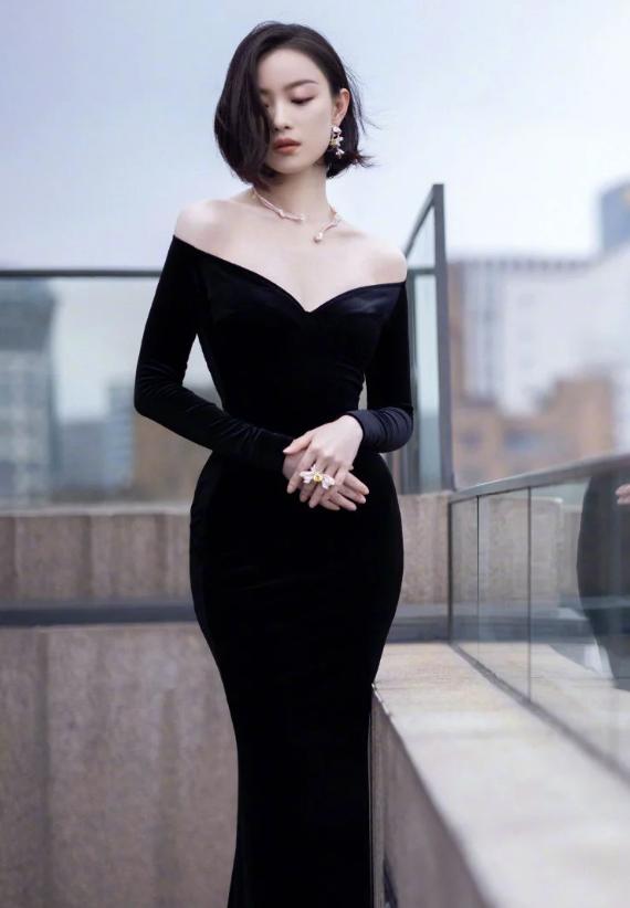 Ni Ni is the "vase figure", wearing a black velvet mermaid skirt, Yang ...