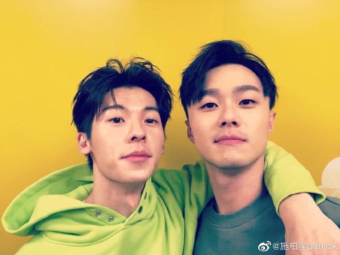 A close photo of Shi Baiyu and his friend Yang Menglin Xu Guanghan - iMedia