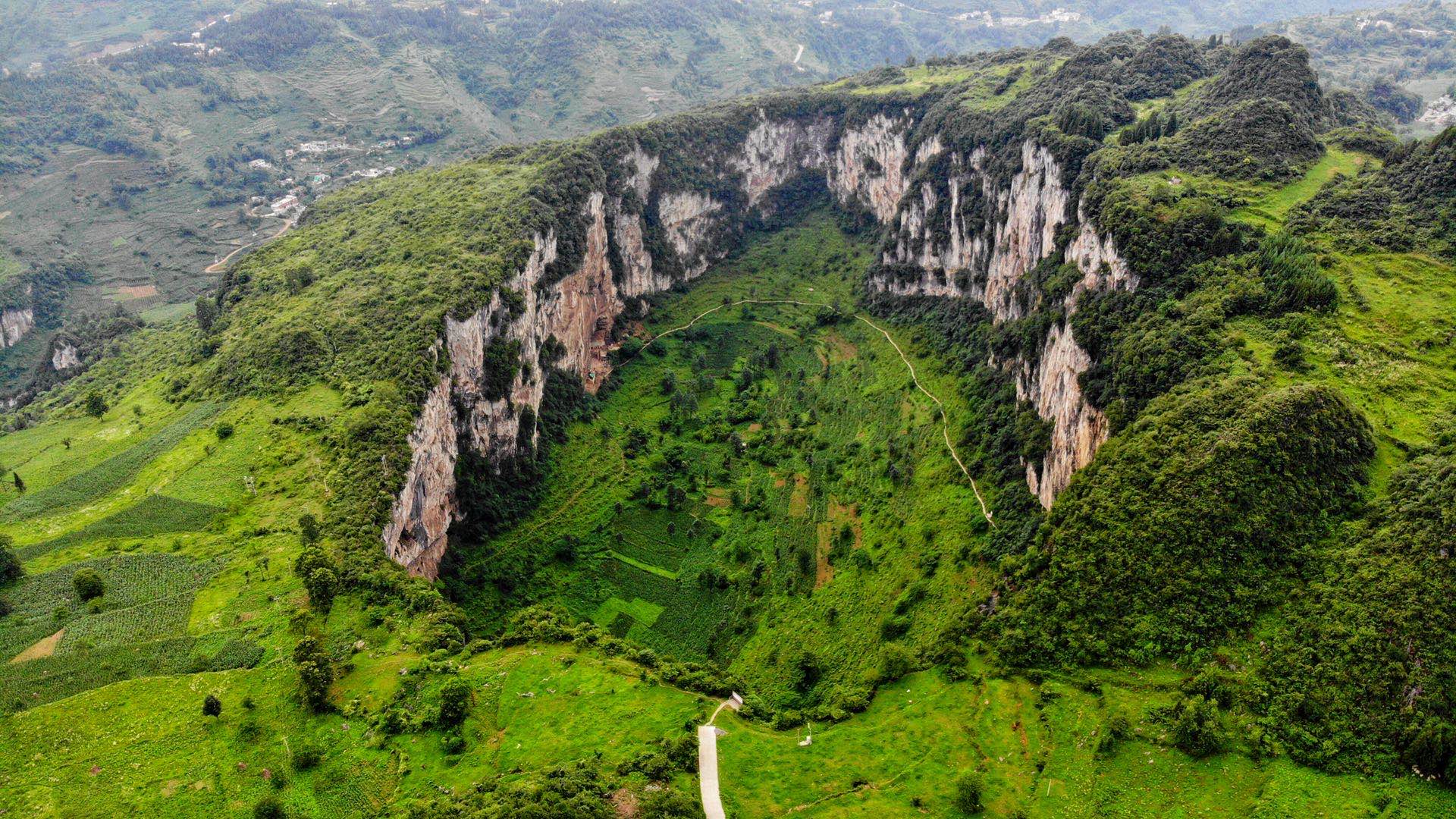 A Tiankeng was discovered in Zhaotong, Yunnan. The cave below houses 8 ...