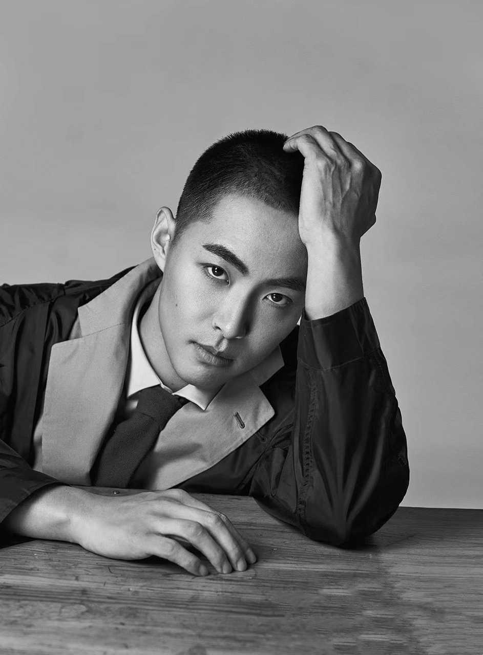 Actor Bai Narisu's black and white photo exposure of new generation of ...