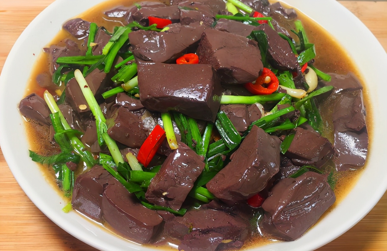 Stir-fried pork blood, don't cut it, just fry it!Keep in mind an ...