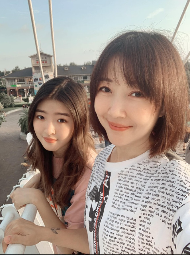 48-year-old Yu Haoran and her daughter are in the same frame as sisters. They are in good shape ...