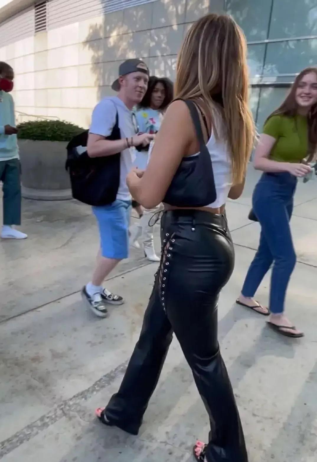 Actress Addison Rae really knows how to wear it, showing a perfect ...