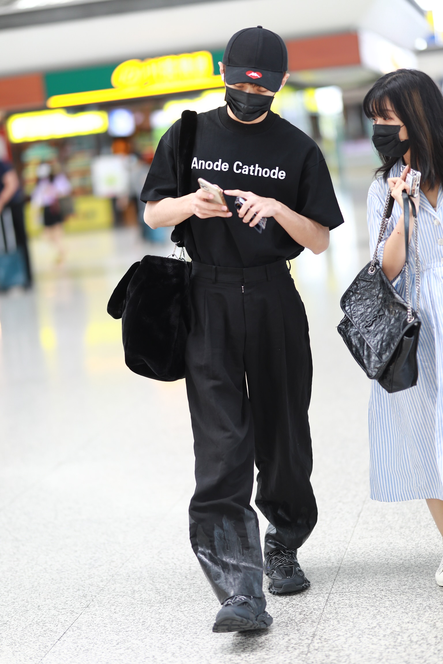 Zhao Yiqin appeared at the airport after the "1921" roadshow, all black ...